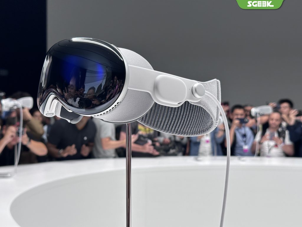 My Apple Vision Pro Experience Was Mind-Blowing, But... - GeekBytes